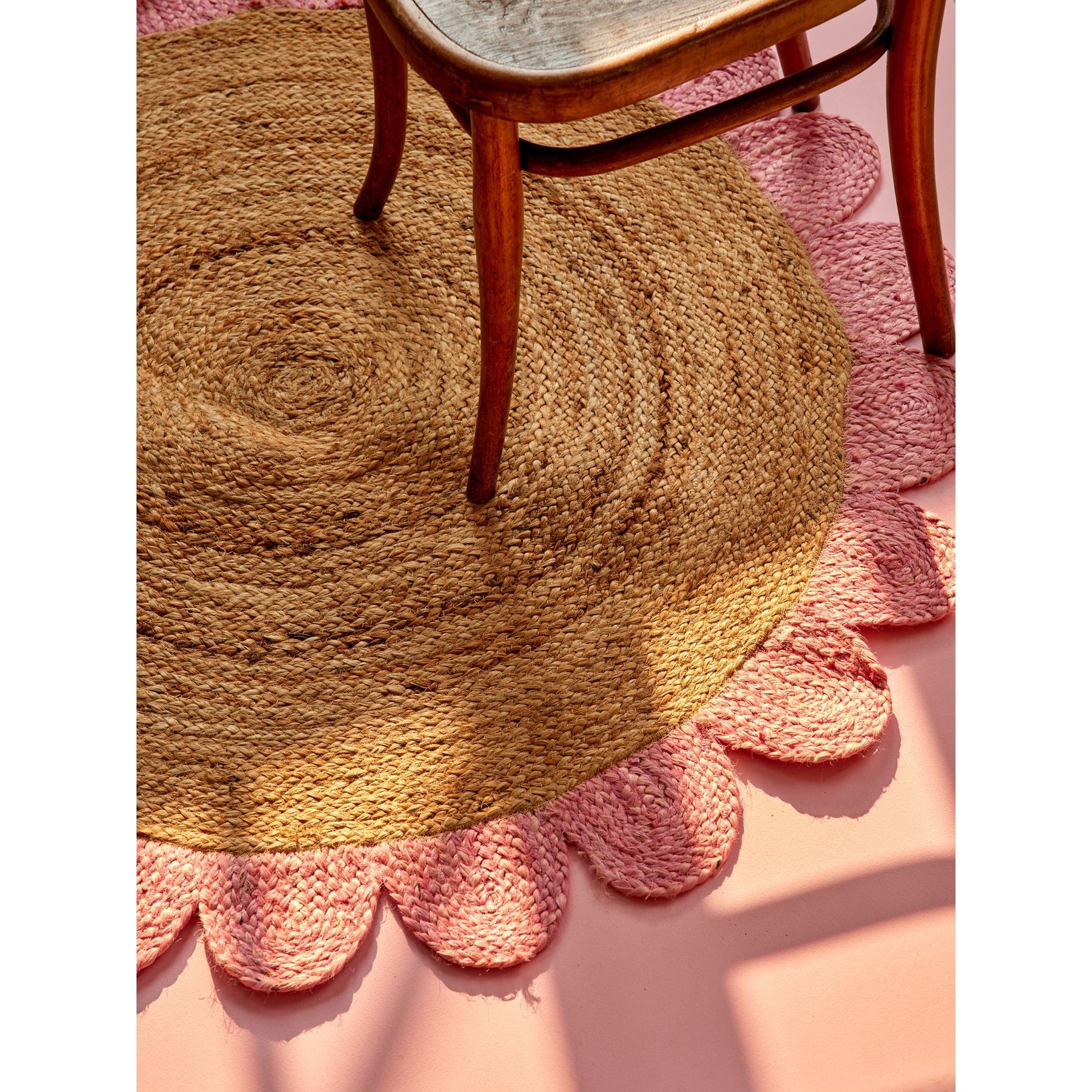 Rice DK Round Jute Rug with Pink Edge – Petit Bazaar